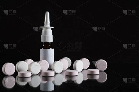 药瓶和药孤立在黑概念药房。与复制空间。