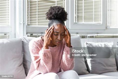 우울한 흑인 젊은 여성은 개인적인 관계 문제를 가진 화가 소파에 앉아 밀레니엄 아프리카 계 미국인 소녀 터치 머리 절망 슬픔 이나 손실의 슬픔을 느낀다 두통에 대한 스톡
