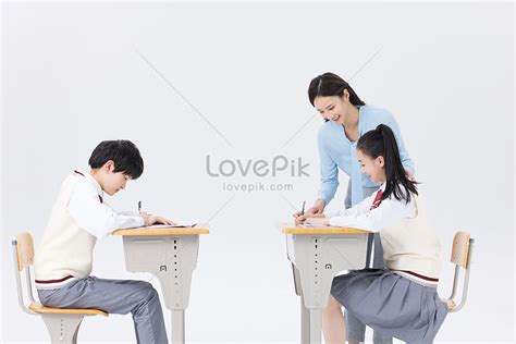 교사가 가르치는 중학생 사진 무료 다운로드 Lovepik