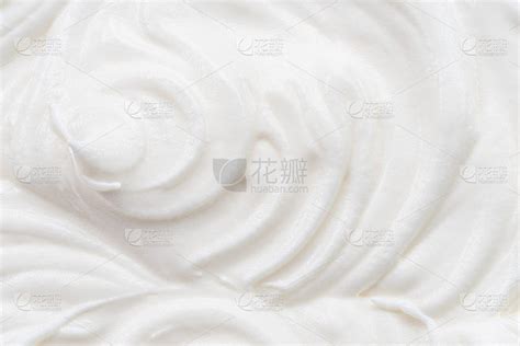 酸奶或奶油表面的乳状波浪和漩涡前视图