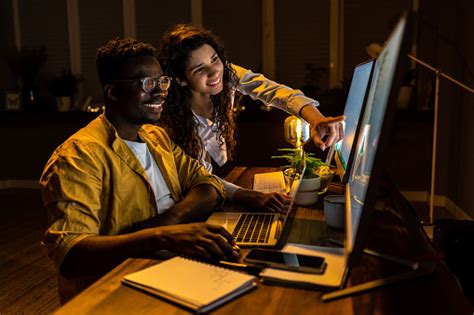 밤에 사무실에서 컴퓨터에서 함께 일하는 두 명의 다정한 사업가의 샷 컴퓨터 모니터에 대한 스톡 사진 및 기타 이미지 컴퓨터 모니터 우정 가리키기 Istock