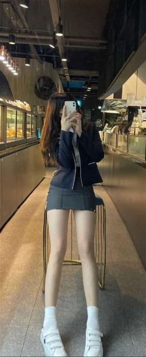 학교에 있는 현성 이님의 핀 짧은 의상 화려한 여성 교복 스타일