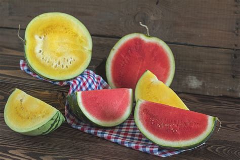 소박한 스타일로 선택적 초점 빈티지 나무 배경에서 나무 상자에 컷된 빨간색과 노란색 수 박 사진 톤 가지 식물 부위에 대한 스톡 사진 및 기타 이미지 Istock