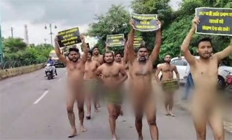 सडक पर नरवसतर परदरशन स मच गई खलबल अनसचत जत जनजत वरग क यवक न नरवसतर
