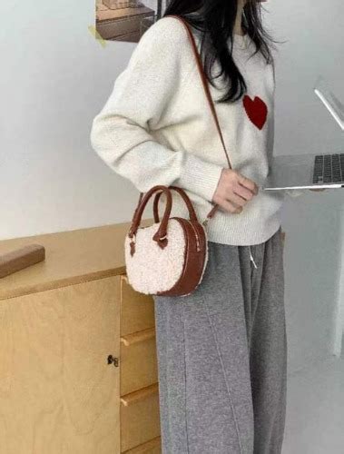 메건케이 뽀글이미니백 겨울 양털 하트 미니 털 퍼 크로스백 여성 가방 엘라드