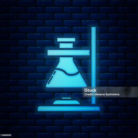 벽돌 벽 배경에 격리 화재 히터 실험 아이콘에 빛나는 네온 유리 테스트 튜브 플라스크 실험실 장비 벡터 일러스트레이션 과학에
