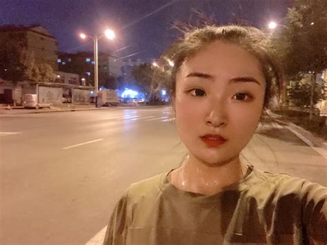 女生流汗水的图片女生挂盐水的图片5 伤感说说吧