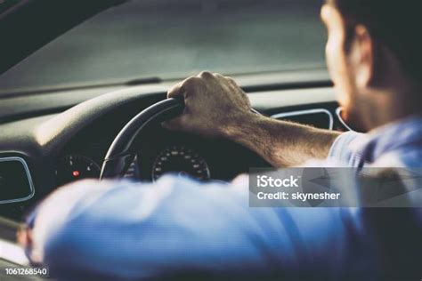 자동차로 여행 하는 동안 사람의 손을 운전대에의 닫습니다 운전자 직업에 대한 스톡 사진 및 기타 이미지 운전자 직업 운전하기 계기판 차량 부분 Istock