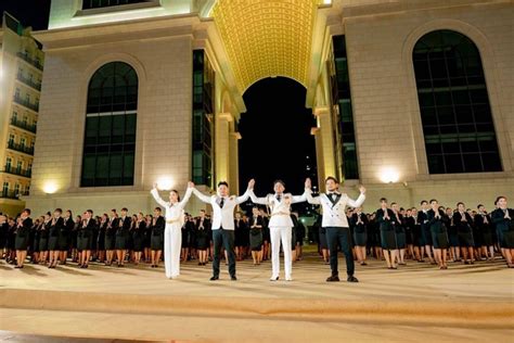 កំពូលតារាចម្រៀង និងអ្នកនិពន្ធឆ្នើម១០រូប