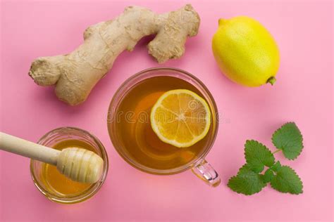 Чай имбиря с мятой и медом стоковое изображение. изображение ...