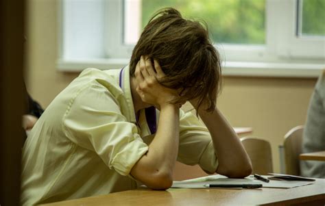 Минпросвещения запретило российским школьникам пользоваться телефонами на уроках Pchela News