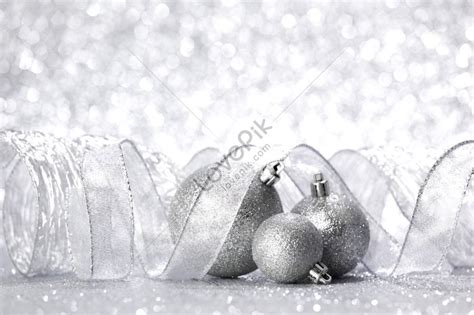 실버 반짝이 배경에 크리스마스 장식 공 및 리본 사진 무료 다운로드 Lovepik