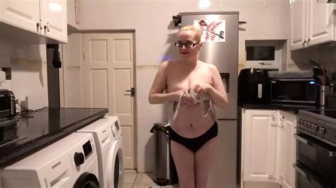 Жена раздевается догола на кухне xHamster