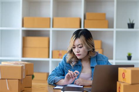 스타트 업 Sme 중소기업 기업가 프리랜서 아시아 여성 노트북과 상자를 사용하여 온라인으로 주문을 받고 검토하여 고객에게 판매