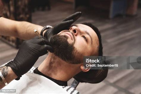 위험한 면도기로 이발소에서 수염을 면도합니다 이발소 수염 관리 건조 절단 수염 절단 선택적 초점 개인 장식품에 대한 스톡 사진