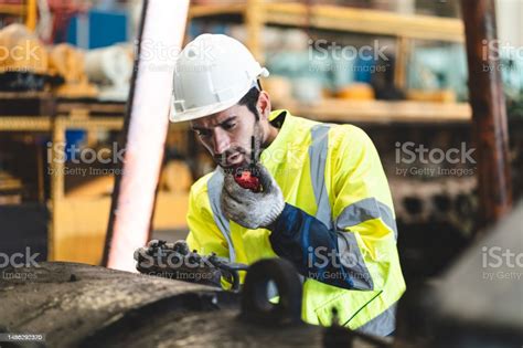 산업 공장의 유지 보수 건설 장비에 종사하는 안전 하드 모자를 가진 전문 기술자 엔지니어 생산 기술의 제조 직업 직업을 가진 검사 남자 25 29세에 대한 스톡 사진 및
