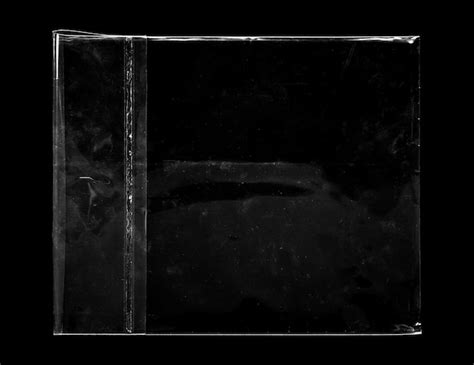 검은색 바탕에 빈 투명 비닐 봉투 오버레이 프리미엄 사진