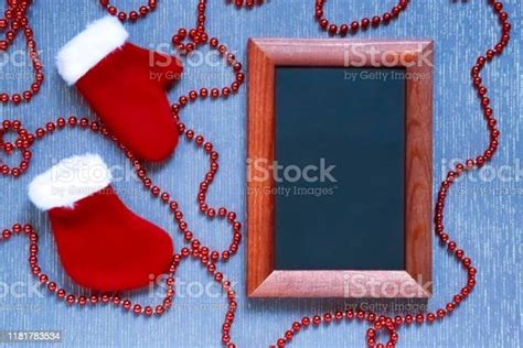 새해 크리스마스 배경 평면 평신도 바느질 휴일 장난감 양말 장갑 빨간 장식 화환과 모형 나무 프레임 복사 공간이있는 직물 질감과 파란색 표면에 0명에 대한 스톡 사진 및