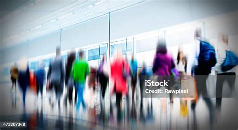 캐주얼 직원관리 눈비녀골풀 시간 걷기 출퇴근 시 컨셉입니다 2015년에 대한 스톡 사진 및 기타 이미지 2015년 걷기 군중 Istock