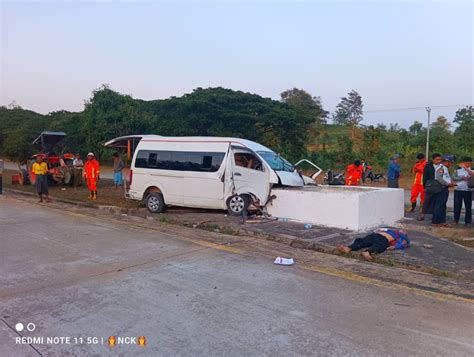 ရန်ကုန် မန္တလေးအမြန်လမ်းတွင် ဘုရားဖူးကား ယာဉ်မောင်းအိပ်ငိုက်ကာ လမ်းလယ်အုတ်ကန်ကို ဝင်တိုက်မိသည့