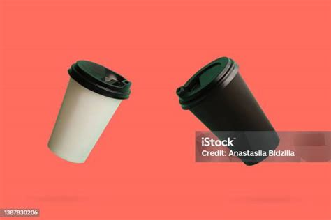 산호 배경에 커피 두 컵의 급증 종이 컵 흑백 듀얼 컬러 커피의 개념은 사라 종이 친환경 골판지 0명에 대한 스톡 사진 및 기타 이미지 Istock