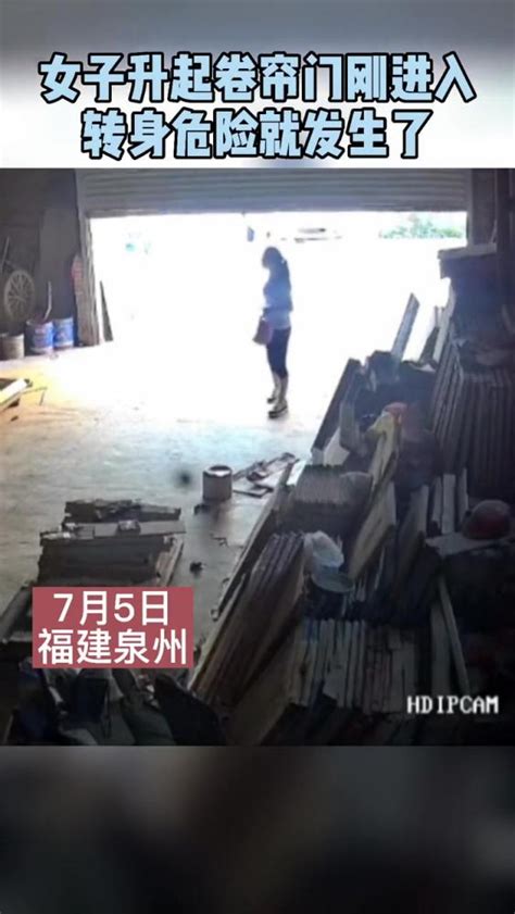 前后仅差一秒卷帘门就砸了下来，所幸有惊无险社会交通事故好看视频