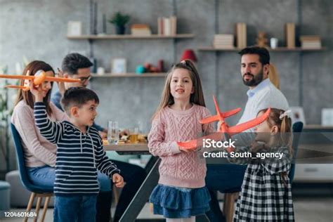 부모가 집에서 함께 점심을 먹는 동안 장난감을 가지고 노는 아이들 2세대 가족에 대한 스톡 사진 및 기타 이미지 2세대 가족 30 39세 가정 생활 Istock