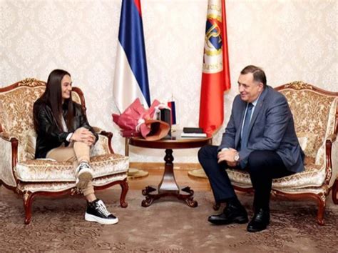 Предсједник Српске са Саром Ћирковић Конференција за новинаре