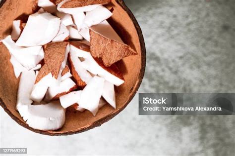 콘크리트 배경에 코코넛 조각의 그릇 접시에 코코넛 성분 제로 폐 코코넛 그릇에 비건 유기농 스낵 0명에 대한 스톡 사진 및 기타 이미지 Istock