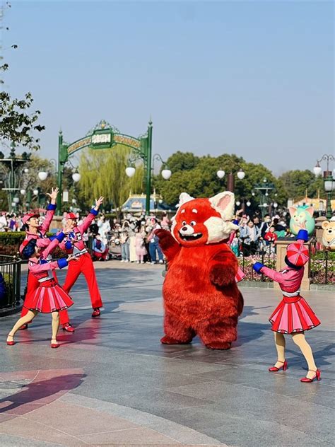 全球首发！新伙伴“小熊猫美美亮相上海迪士尼乐园