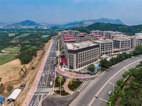 青岛城市更新建设·图片对比看变化㉒ 崂山区峻岭路：打通“民心路”，出行不再兜圈子 青报网 青岛日报官网