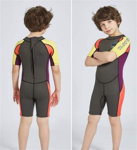 ของแถม 5 ชิ้น ชุดว่ายน้ำเด็กควบคุมอุณหภูมิ ใส่ง่าย แขนขาสั้น กันหนาว Swimsuit แถมหมวกและของเล่น