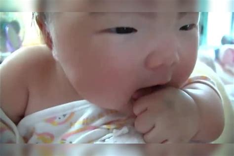 百天宝宝奶瘾犯了，他是这么要奶吃的，这吮吸的声音太可爱了