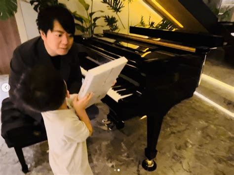 周杰伦晒与郎朗合照 感谢他给孩子们演奏钢琴曲子 搜狐大视野 搜狐新闻