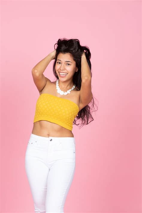 Pin By Paula Favre On Modeling Crop Tops Fashion Model