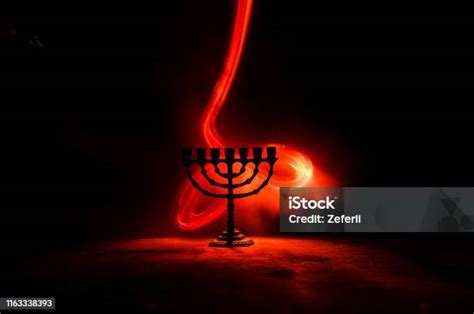 어두운 톤 안개 배경에 메노라와 유대인 휴일 하누카 배경의 낮은 키 이미지 Kislev에 대한 스톡 사진 및 기타 이미지 Kislev 로키 메노라 Istock