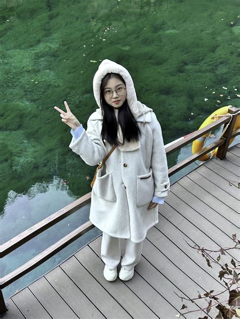 Wuyu On Twitter 说实话，这眼镜妹子第一眼看到真是觉的清纯可爱啊，圆圆的脸，瘦高瘦高的，很舒服！但是后面看到她拍照老是怼脸拍，还张着个嘴，粉嫩的小舌头都能看到，就忍不住想让她