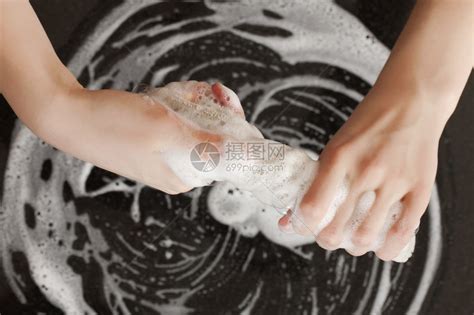 手用肥皂挤压抹布的特写图像高清图片下载 正版图片507072230 摄图网