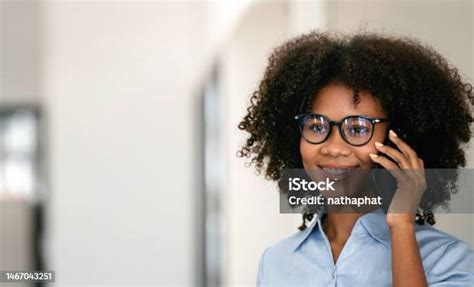 기업 커뮤니케이션 현대 사무실에 서 있는 동안 휴대전화로 이야기하는 흑인 사업가 여유 공간 기업 비즈니스에 대한 스톡 사진 및 기타 이미지 Istock