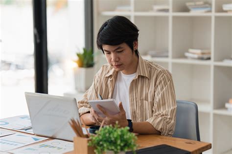 회계사는 노트북으로 작업하고 문서 세금 교환 연구 회계 및 재무 고문 개념을 수행합니다 Fourth Down American Football에 대한 스톡 사진 및 기타