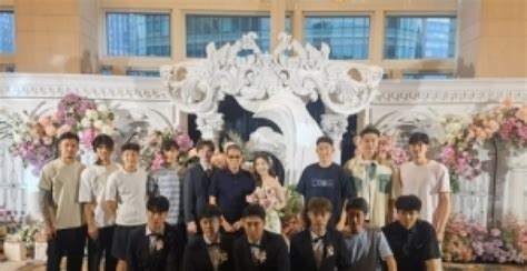 东体：徐根宝为弟子赵亮证婚 武磊朱辰杰等几代崇明弟子到场祝贺腾讯新闻