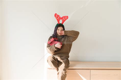 拿着圣诞礼物的甜美女生高清图片下载 正版图片500759046 摄图网