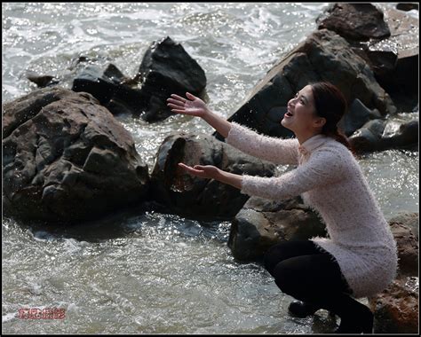 村童戏水新摄影 尼康摄影小女孩戏水 伤感说说吧