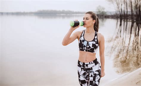 아침 훈련 야외 강 근처 후 단백질 쉐이크를 마시는 젊은 여자 강에 대한 스톡 사진 및 기타 이미지 강 건강한 식생활 근육 Istock