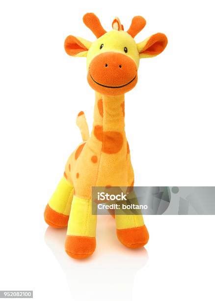 기린 Plushie 인형 그림자 반사와 흰색 배경에 고립 흰색 배경에 기린 봉 제 인형된 인형입니다 색된 인형된 기린 장난감입니다 노란 기린입니다 봉제 인형에 대한 스톡