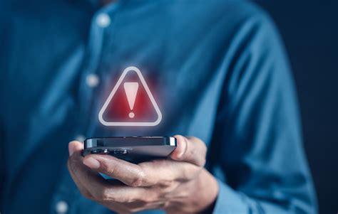 시스템 경고 주의 기호 용지가 잘렸습니다 알림 오류 및 유지 관리 개념입니다 컴퓨터 네트워크에 대한 사이버 공격 사이버 보안 취약성 데이터 유출 불법 연결 가상현실에 대한