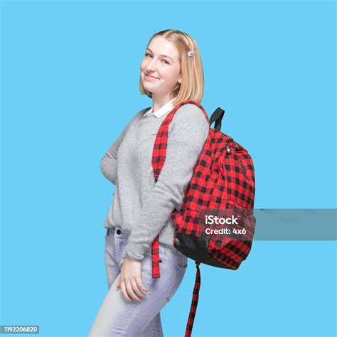 1617 세 금발 머리 짧은 머리 젊은 여자 대 여자 학생 중학생 고등학생 서 서 배낭 스웨터 따뜻한 옷 청바지 바지 폴로 셔츠 시원한 태도 들고 교과서 가방 16 17