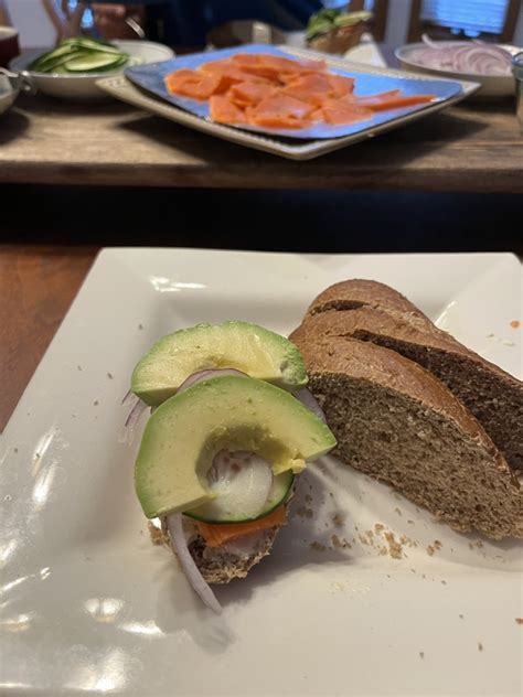 훈제연어 오픈 샌드위치