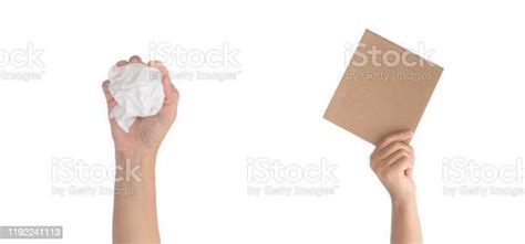 손을 닫고 흰색 배경에 고립 된 재활용 용지 구겨진 종이 및 갈색 종이 상자를 들고 있습니다 생태 환경 보호 개념 개념에 대한 스톡 사진 및 기타 이미지 Istock