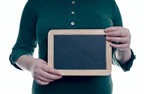 흰색 배경에 고립 된 엠티 칠판을 들고 있는 인식할 수 없는 여성 개념에 대한 스톡 사진 및 기타 이미지 개념 독일 동기 부여 Istock